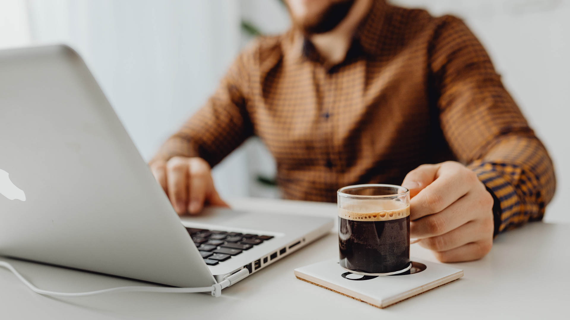 How to Professionally Introduce Yourself: Best Examples