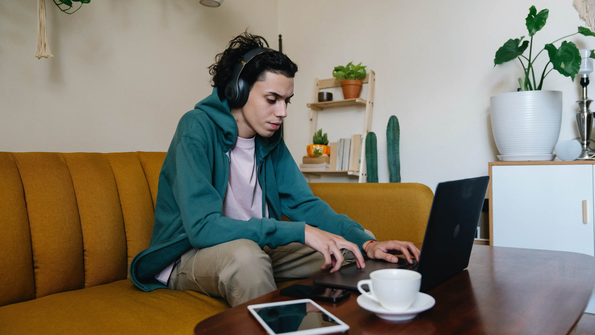 Nonverbal Communication: 10 Types and Examples Explained